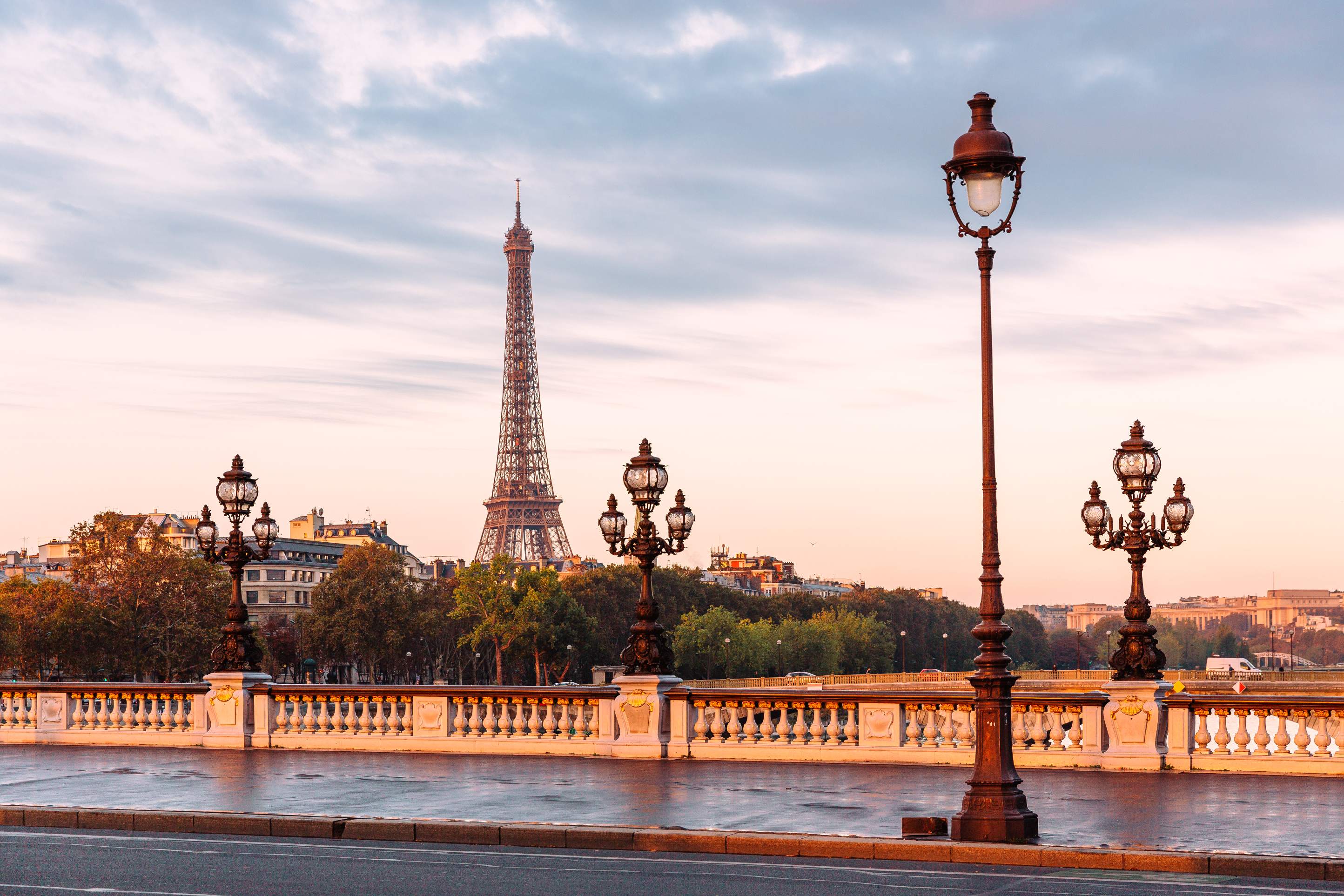 Tips for solo travelers in Paris | Trainline